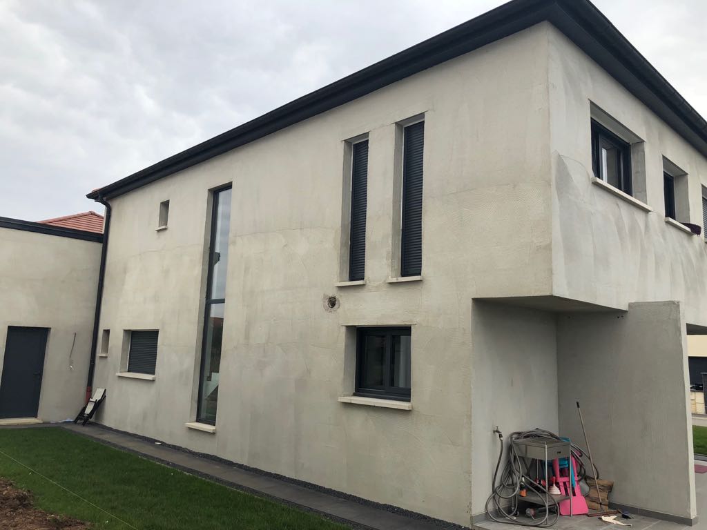 ENDUIT PROJETÉ , FINITION GRESE A METZ - Akar Façade